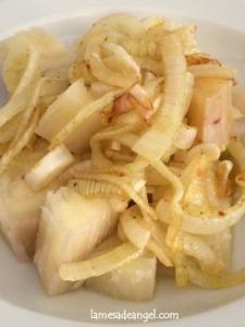 Yuca cocida con mojo de cebolla | La mesa de Angel